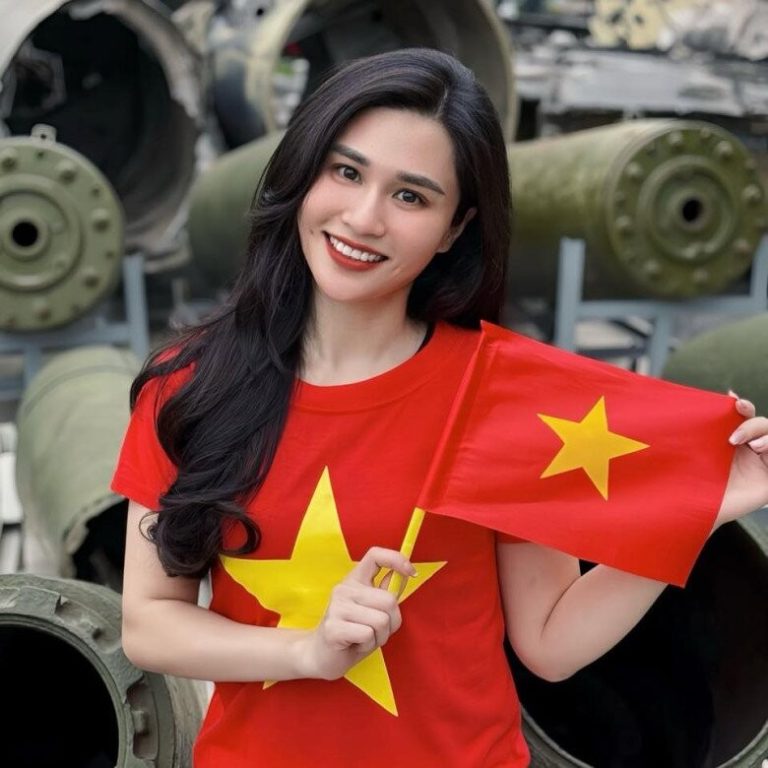 Nữ BTV Thời sự 19h "gây sốt" với chiếc áo dài đỏ: Kín tiếng đời tư, ảnh ngoài đời cũng cực khí chất